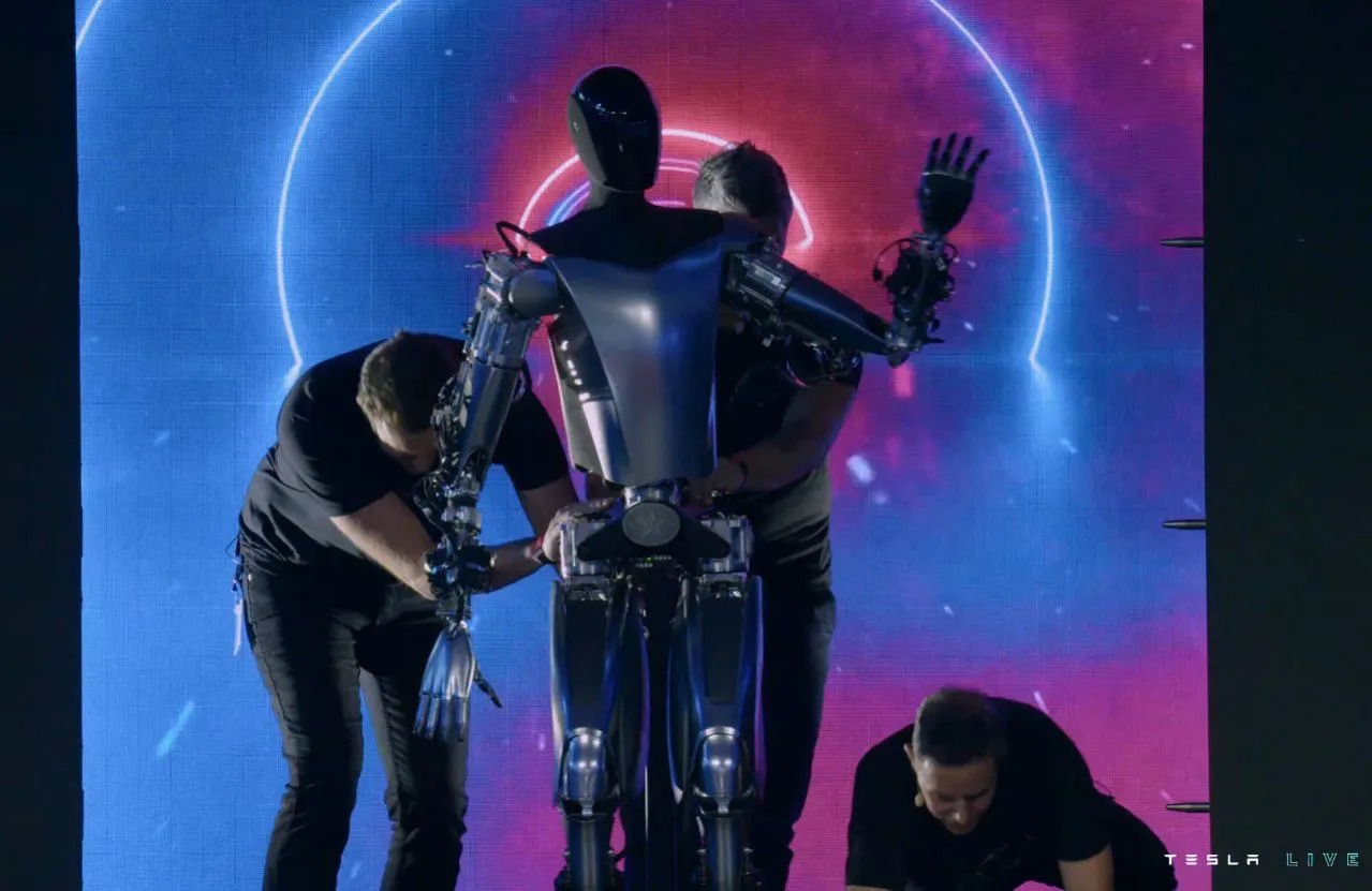 Tesla vient de surprendre tout le monde avec son prototype de robot Optimus